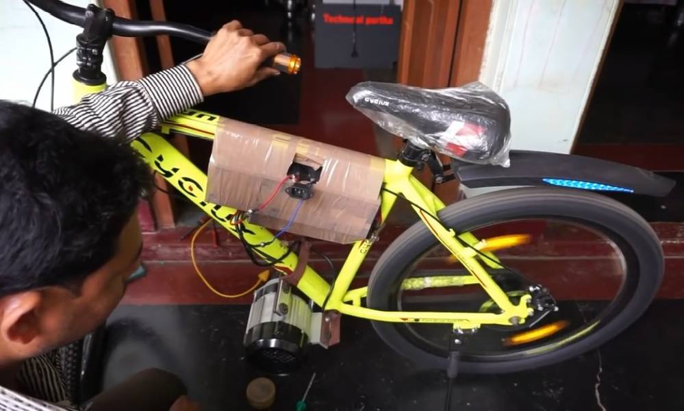 印度小哥将自行车踏板拆了,换上电机后成电动车,网友:脚该放哪