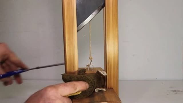 断头台的新用法?老外改造成捕鼠器,网友:鼠生悲剧啊