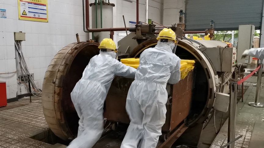 直击新冠医疗垃圾处置全流程:他们是最后与病毒“亲密接触”的人