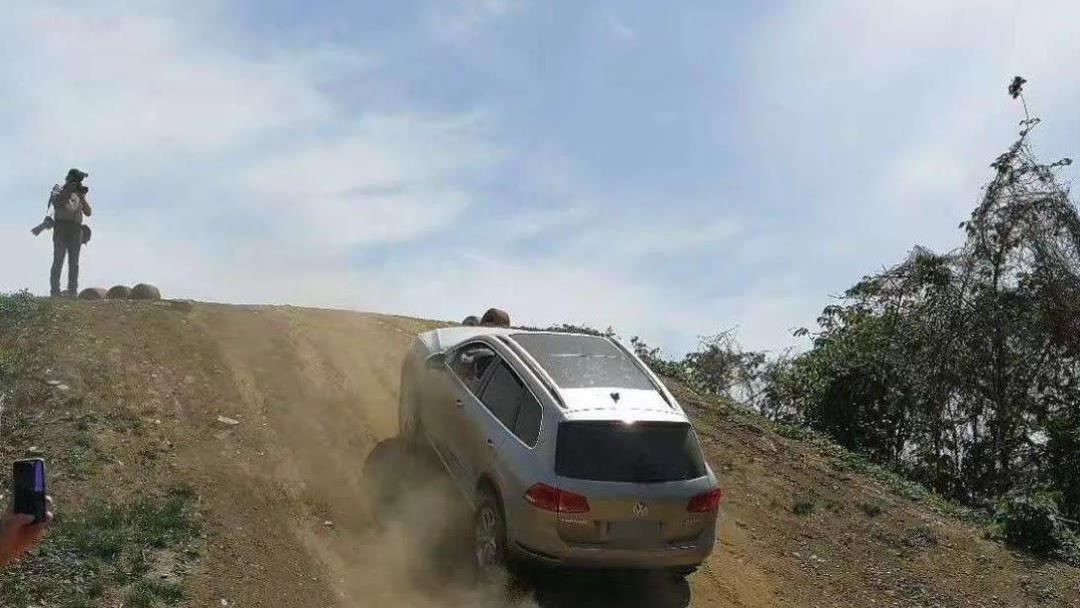 敢在这样的陡坡上开手动挡汽车上去的,绝对是老司机