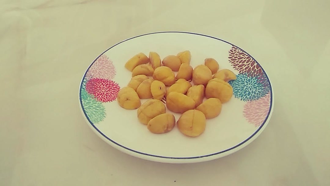 煮板栗时一定要切一刀,煮出来的板栗栗皮自动脱离,快告诉家里人