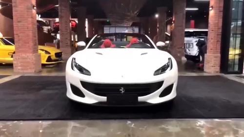 法拉利硬顶敞篷有着不一样的优雅,买不起啊