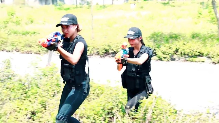 搞笑CS枪战,看美女双排反杀团灭敌人