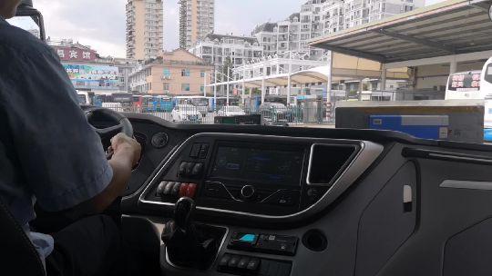 宇通客车到了仙居车站,补加了桶车用尿素。