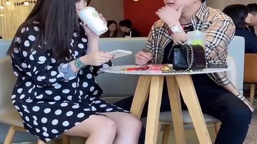 第一次约会,一看到随身带姨妈巾的女生就马上离开的男生,难道不是更...