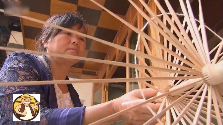 农村大姐做油纸伞,制作技术复杂工艺繁琐,一把能卖一百多