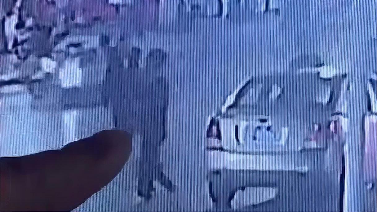 男子街头摸陌生姑娘被制服,警方通报:公安机关已受理为治安案件