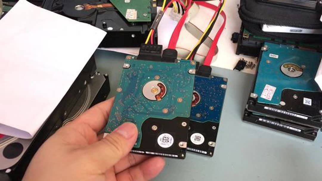 一个小小芯片损坏,多年的宝贝资料全部丢失,害的小伙折腾了半天