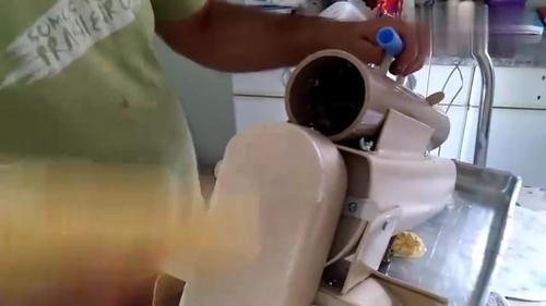 农村牛人自制玉米粉碎机,自家使用非常方便