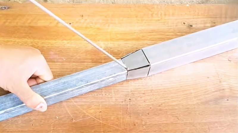 两根大小不一样的方管如何无缝对接起来?焊工师傅分享一个小技巧