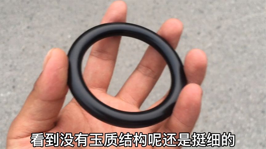 现在的墨玉手镯 还是很受欢迎的 颜色有匀 肉质还细 价格也不高