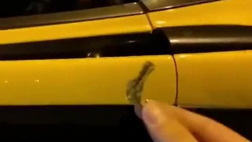 这个机械钥匙在哪开门,大半夜的就是找不着,这辆车我明天就废了它!