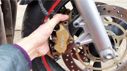 本田cb919摩托车保养前刹对向8活塞卡钳,换刹车油