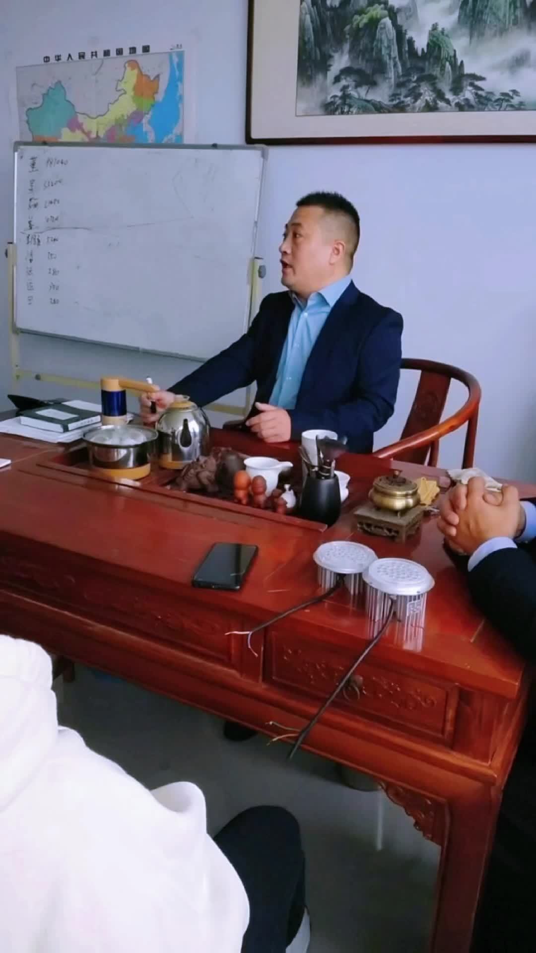 路灯工厂销售部例行的例会。讨论一下新农村建设得太阳能路灯和市政...