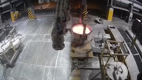 钢厂起重机事故,一大桶钢水洒落一地!