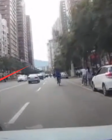 自行车骑车不观察,主动撞上轿车后被撞飞