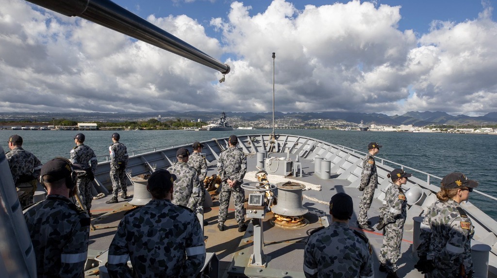 环太平洋军演美国万吨级军舰被三枚导弹击中,瞬间浓烟滚滚