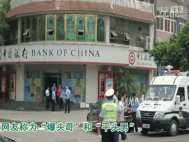 【拍客】实拍重庆警方荷枪实弹围捕枪击案劫匪爆头哥