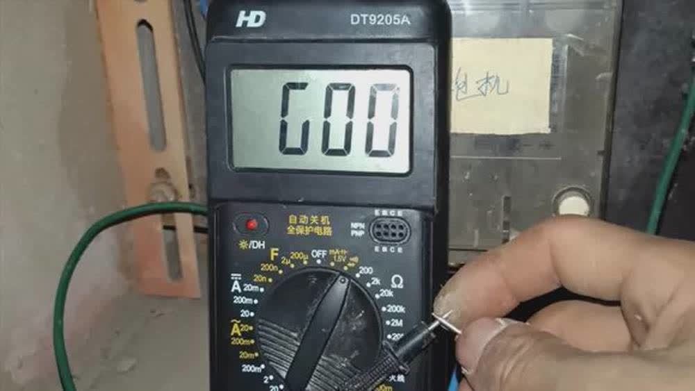 电工知识:直流、交流电压怎么测量?老电工实物演示,一看就会