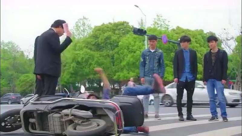 经典:老总被电动车碰瓷,凌云站出来解围,结局大快人心