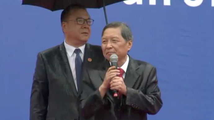 西安交大校长雨中寄语毕业生,这一幕很暖心