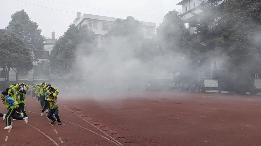 像拍电影——学生反应迅速的防震减灾应急疏散演练!