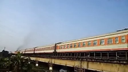 DF4B(橘爷)牵引K230次列车通过南流江铁桥