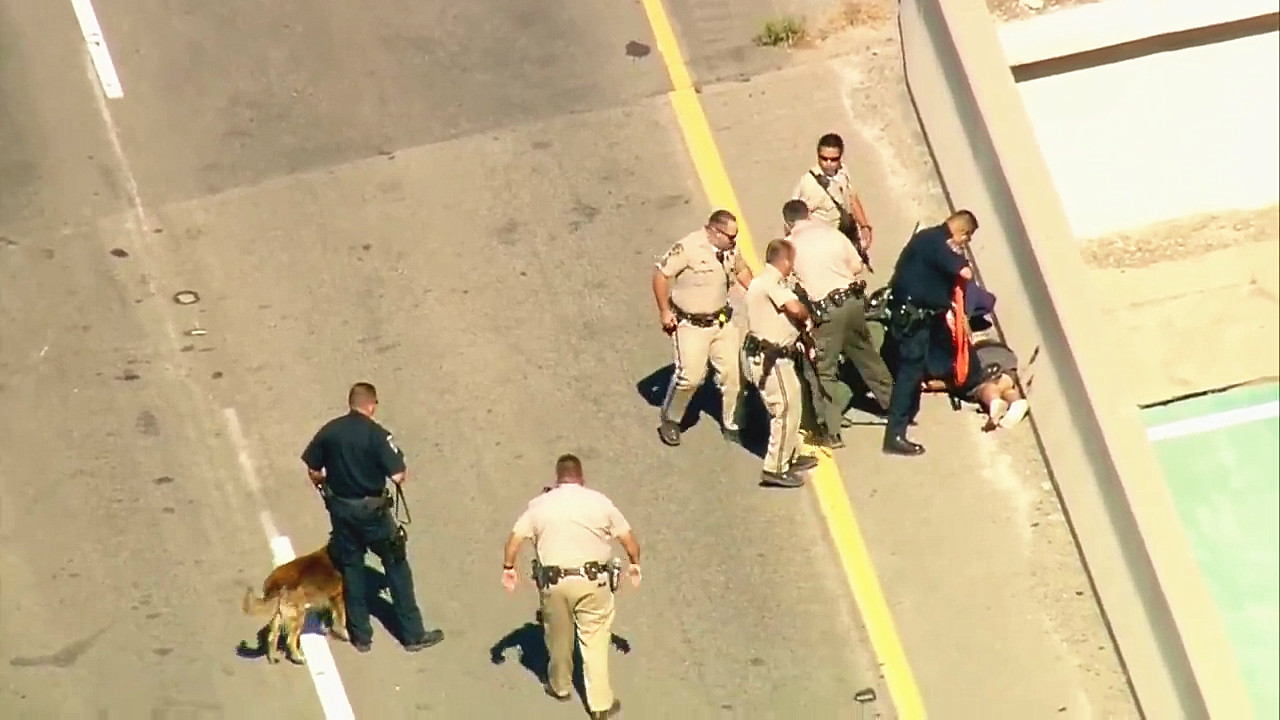 美国警察抓捕小偷,6辆警车2架直升机,场面宏大堪比电影!