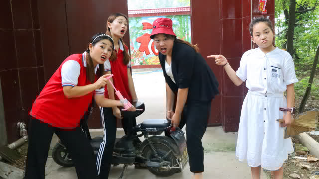 电动车半路没气,傻妞和豆豆借来玩具打气筒打气,结局爆笑!