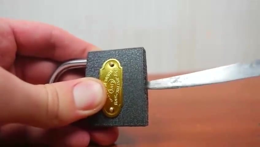 用刀片刮胡子的人注意了,这刀片简直太锋利了,锁都被割开了!