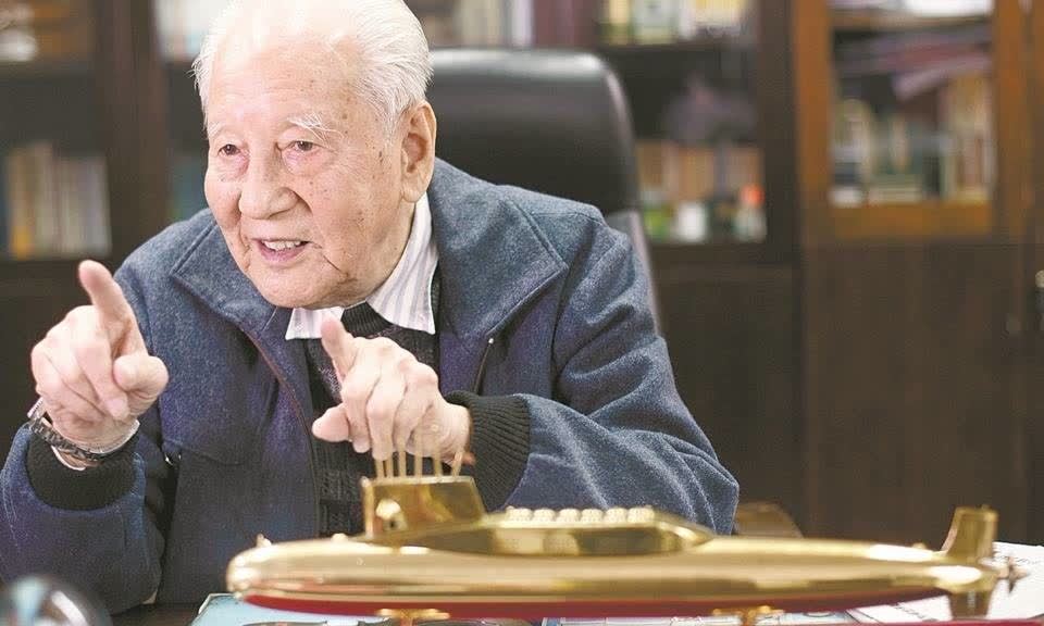 中国核潜艇之父,外交官2元买到美国核潜艇模型,拆开后欣喜若狂