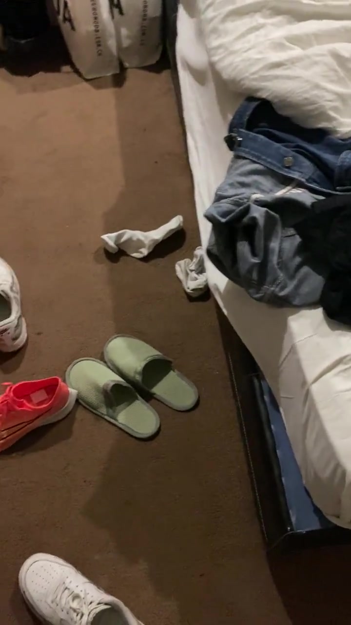 如果你是客房服务员,你会愿意帮外出打比赛的体育生小哥哥们收拾...