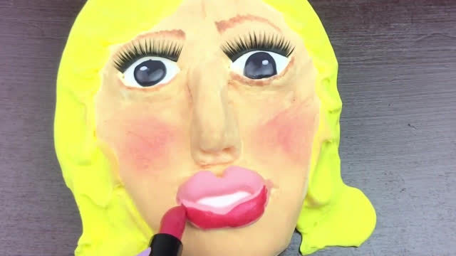 用橡皮泥捏成美女的脸,并涂上化妆品,能坚持看完的人不多
