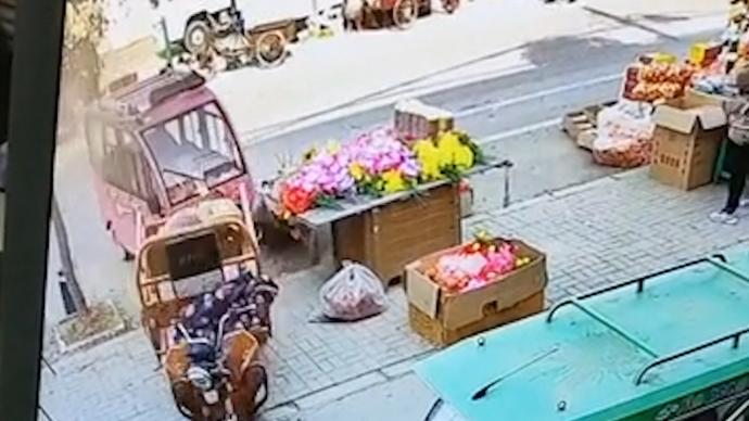 老太忘拔钥匙幼童误开动电动车,将七旬环卫大爷腿撞骨折