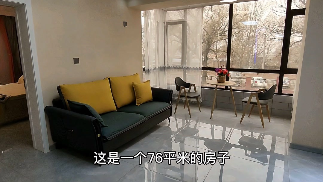76平米的房子有个西明厅,客厅开间4.2米,北卧有个隐藏门