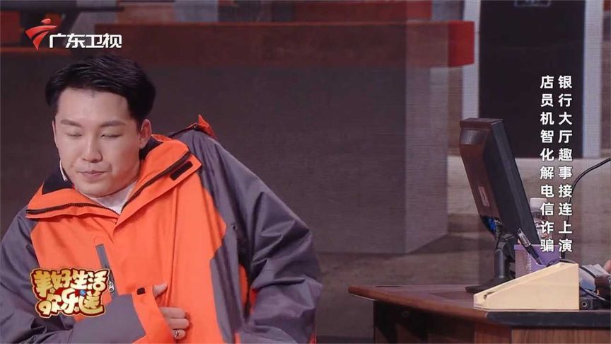 小品:银行经理逼疯客户,你得证明你是你啊,实在太讽刺!