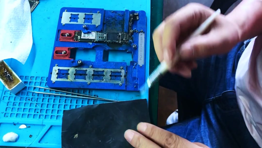 随便都是工具,手机维修就是个脑洞大开的过程