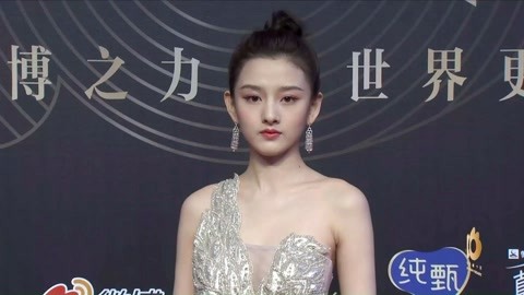 2019微博之夜红毯:宋祖儿一袭粉色长裙亮相,被主持人问到写作业