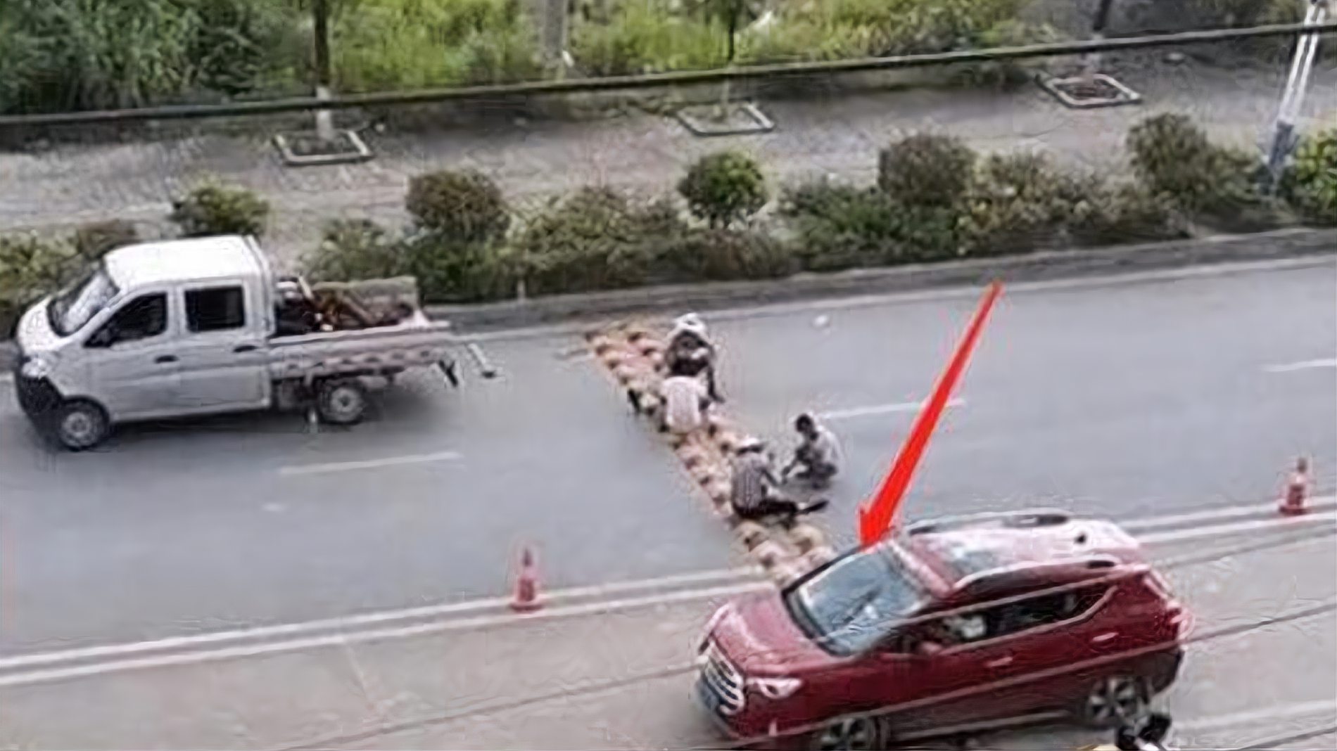 贵州“卡车”减速带火了!当地人:宁愿开车绕着走,也不愿硬碰硬