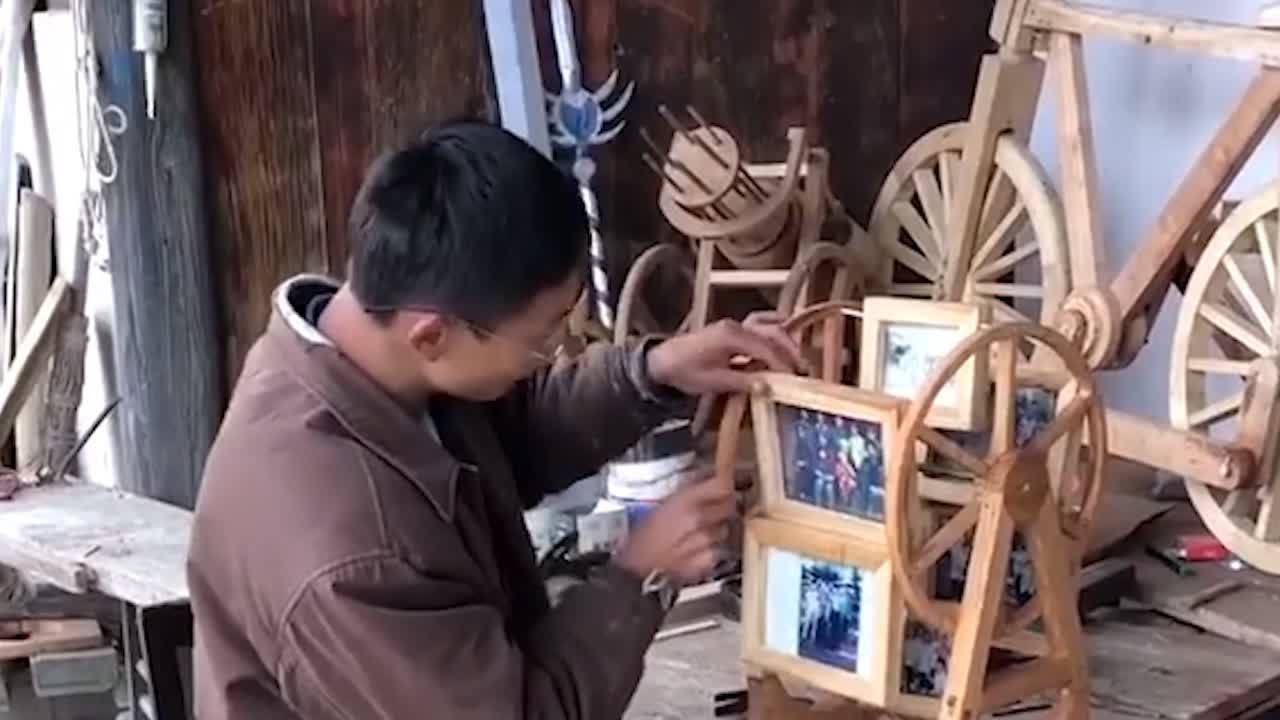 只有相框才能留着回忆,小伙用木头制作出相框,手艺杠杠的