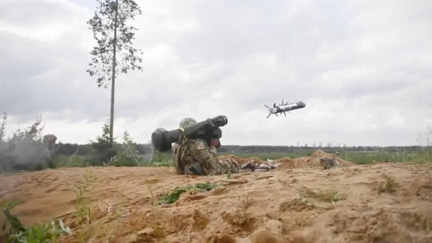 美军展示"标枪"便携式反坦克导弹威力