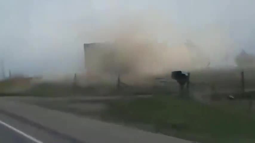 高手!大货车险些翻车,看老司机的神技术避免了一场车祸