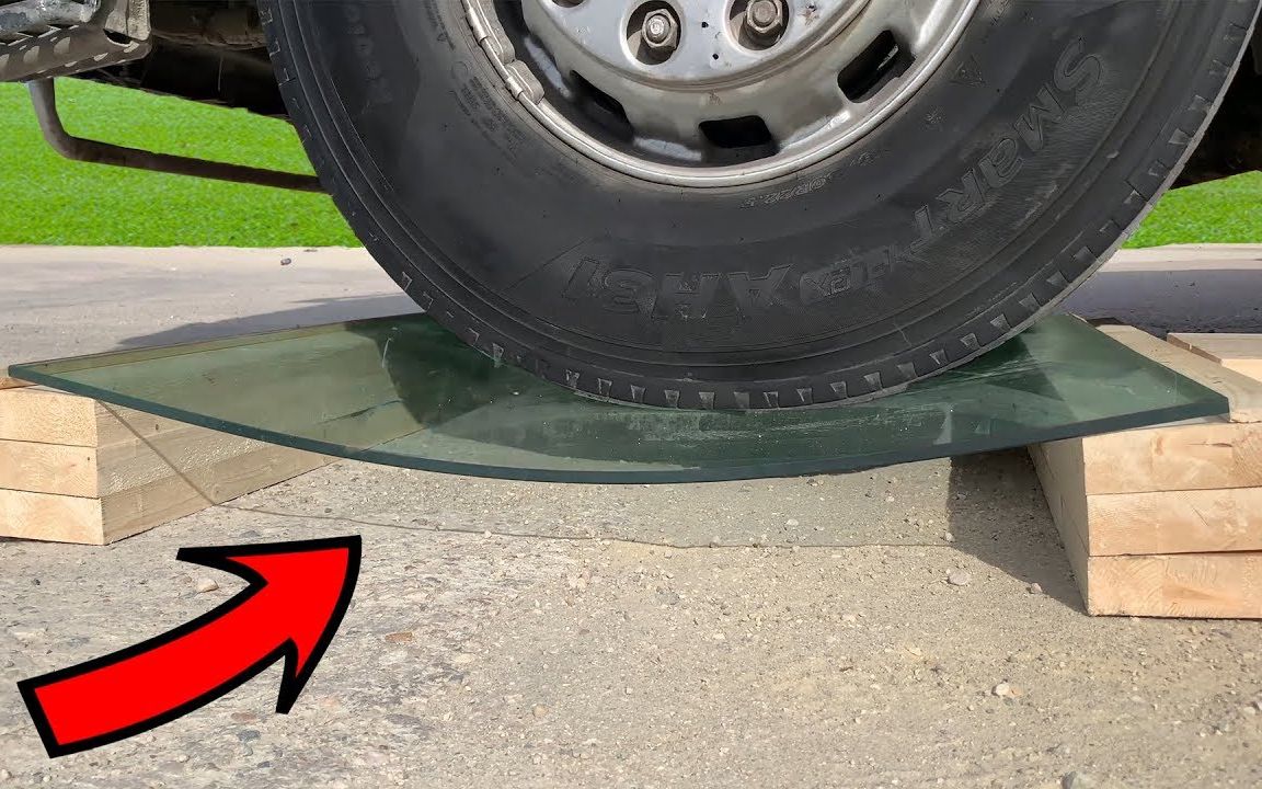 钢化玻璃到底有多结实?用重达7吨的卡车进行测试,能否压碎呢?