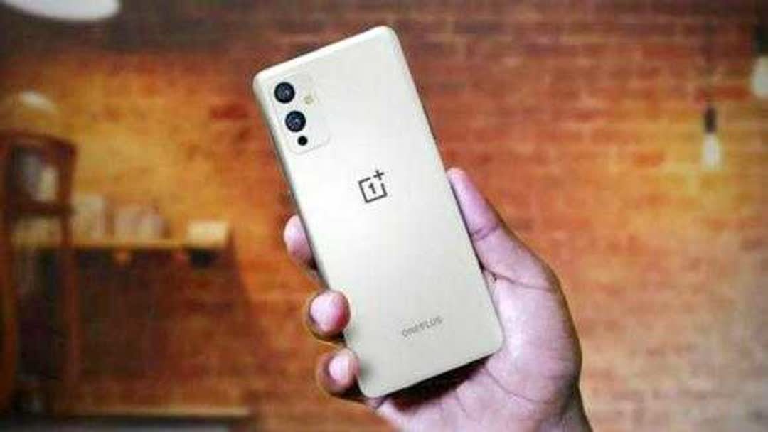 一加9真机正面屏幕泄漏,120Hz屏+居中挖孔,配备12GB运行!