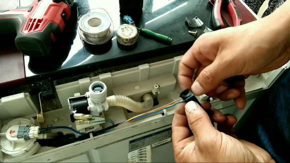 威力洗衣机洗涤正常,一脱水就报警指示灯闪烁,你知道哪里坏了吗