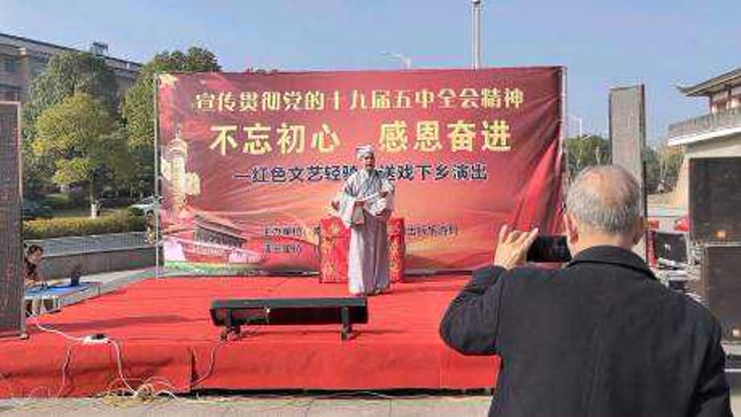 今天省里来了明星送温暖和宣传党的富民政策活动!深受群众欢迎!