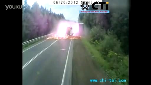 实拍连环撞车爆炸司机逃生瞬间