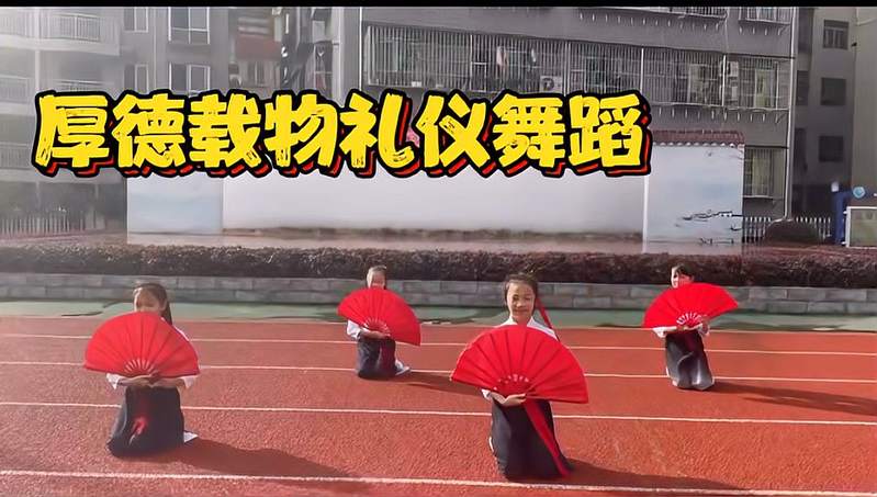 小祎诺和同学们准备的国旗下讲话舞蹈表演,因为天气原因不能上台