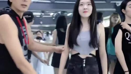 模特步,跟不上步伐的感觉,瞬间感觉好丢人