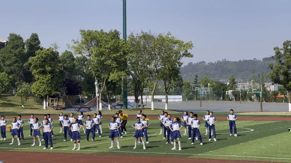 小学生活力啦啦操跳起来